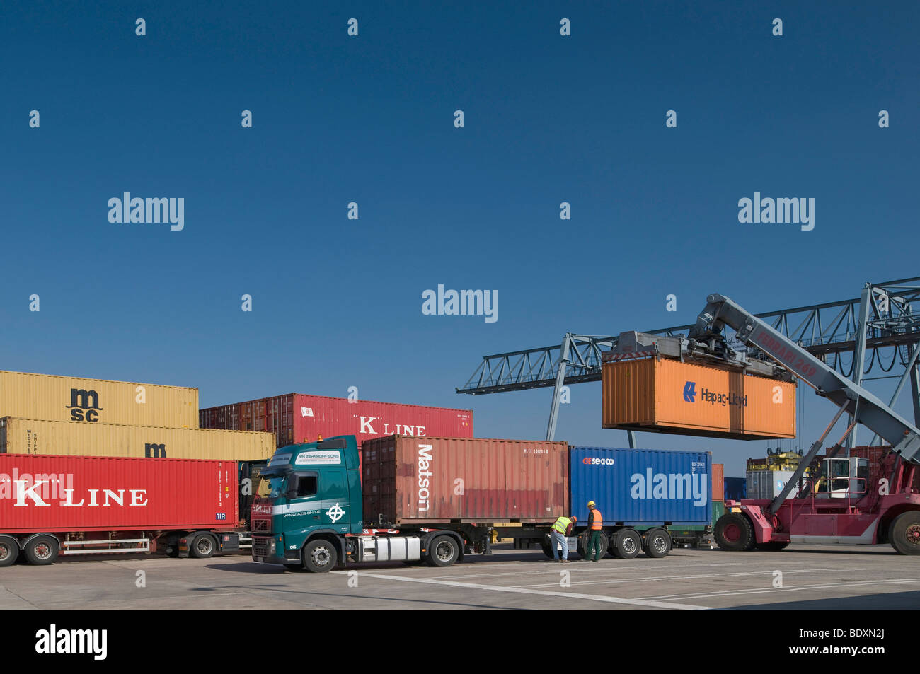 Container verladen auf LKW, Container Terminal Bonn erreichen Stapler ...