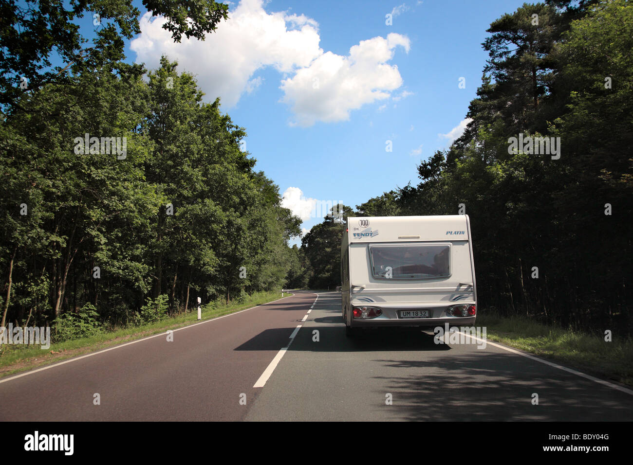 Wohnmobil auf der Straße Stockfotografie - Alamy