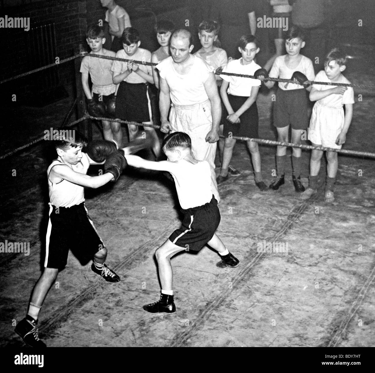 Jungen boxen -Fotos und -Bildmaterial in hoher Auflösung – Alamy