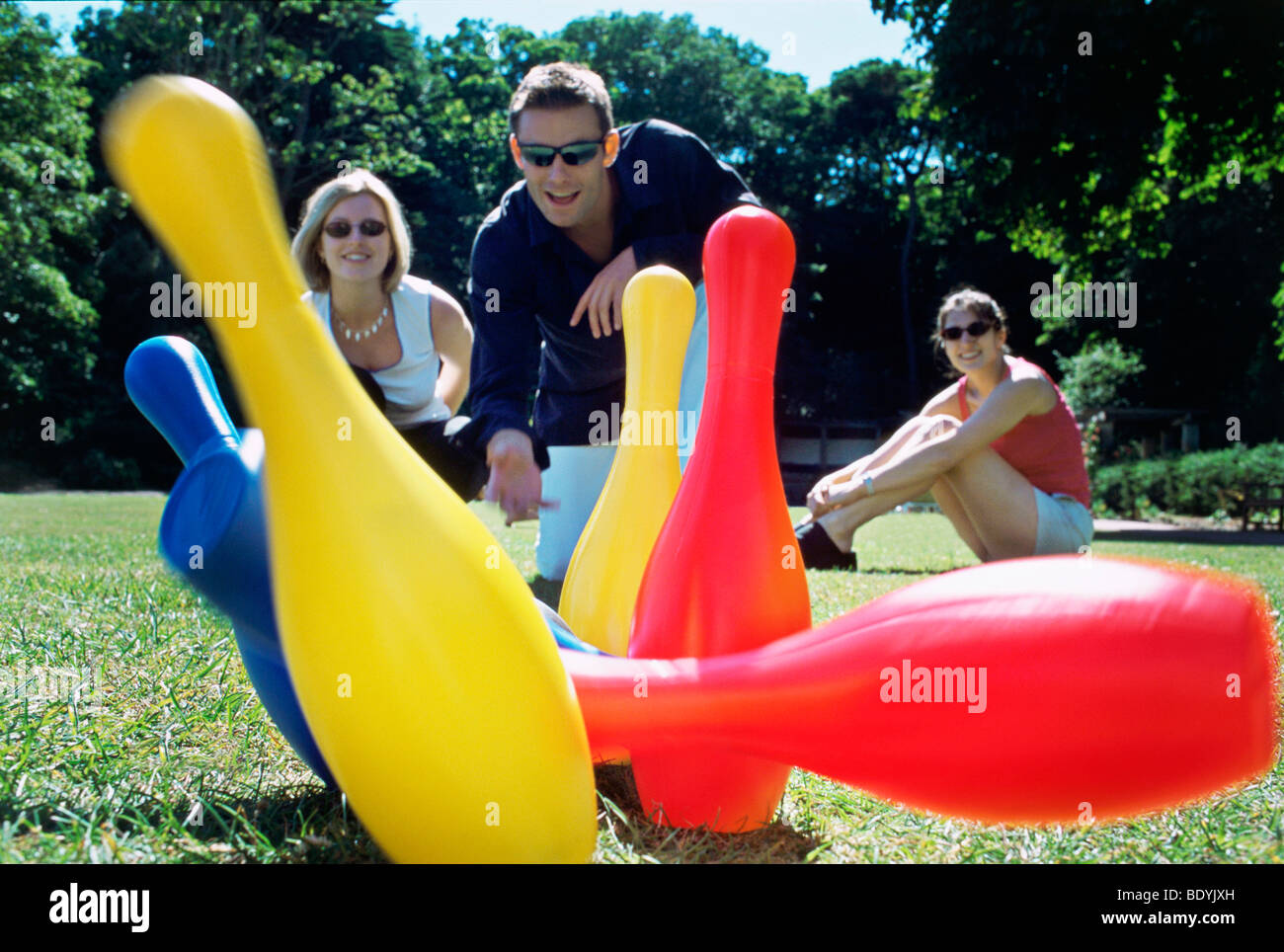 Beim kegeln spielen -Fotos und -Bildmaterial in hoher Auflösung – Alamy