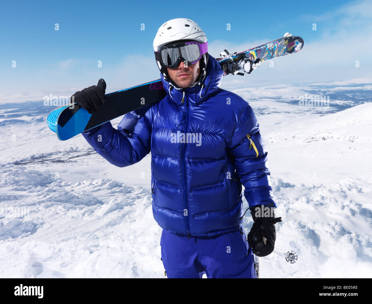 Mann an der Spitze des Berges posiert Stockfotografie - Alamy