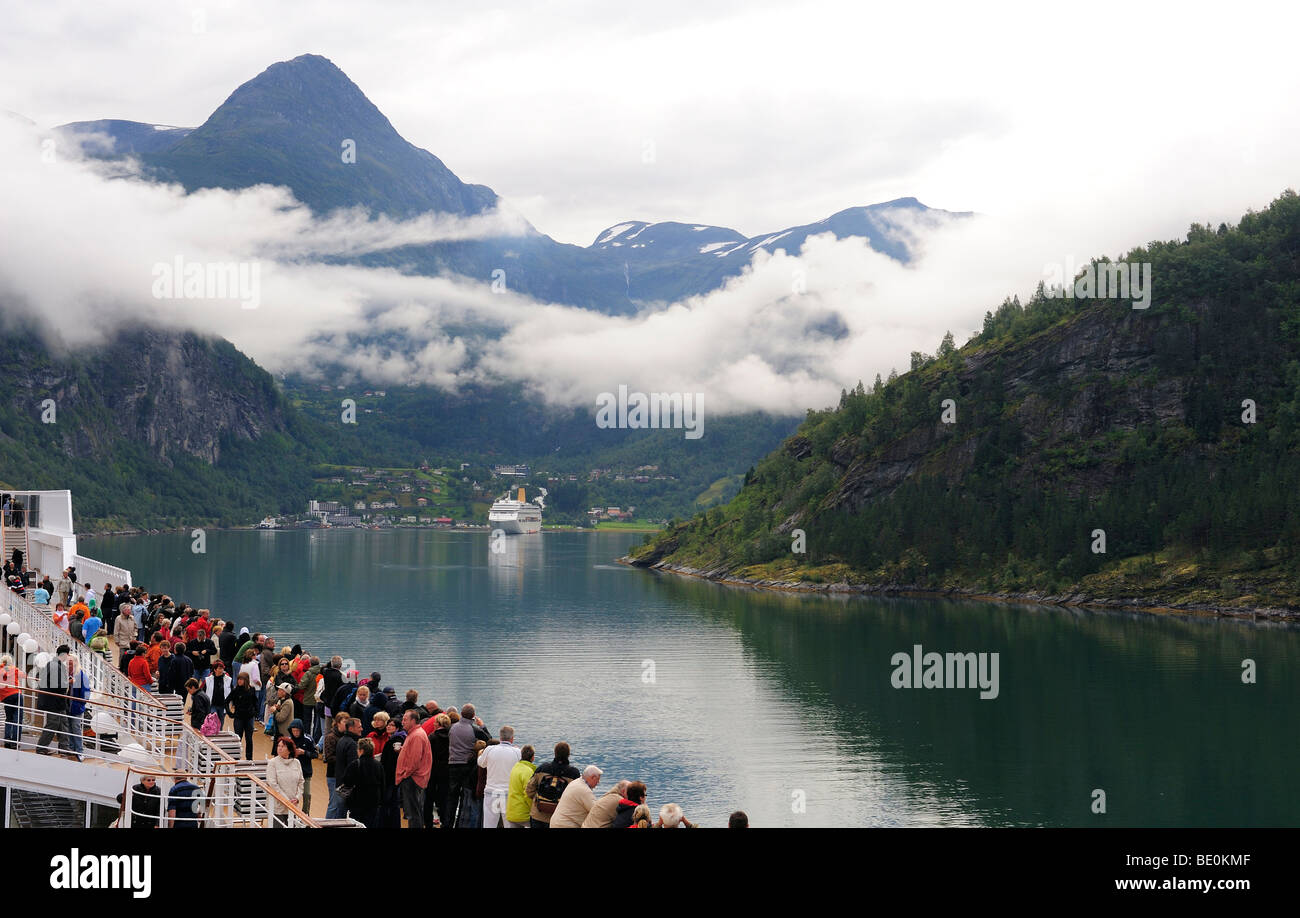 Kreuzfahrtschiff in den Hafen von Geiranger, Geirangerfjord, Norwegen ...