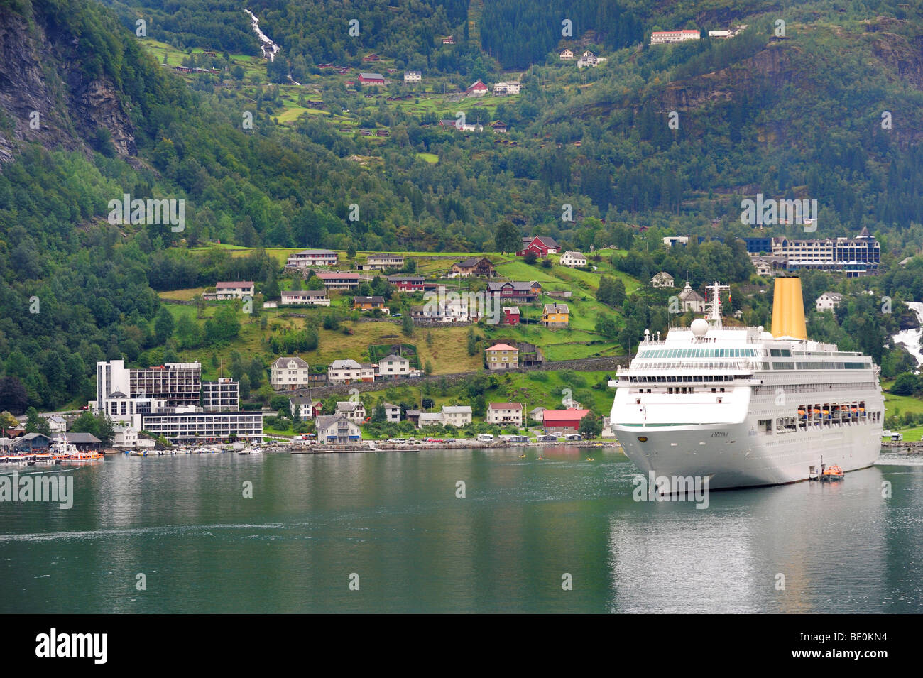 Kreuzfahrtschiff im Hafen von Geiranger Geirangerfjord, Norwegen ...