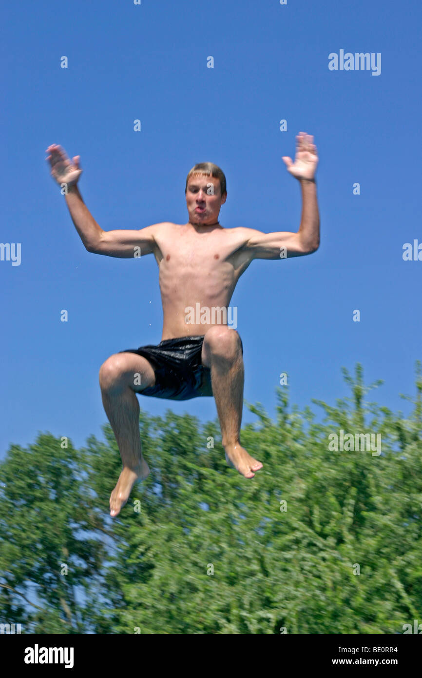Jump off diving board -Fotos und -Bildmaterial in hoher Auflösung – Alamy
