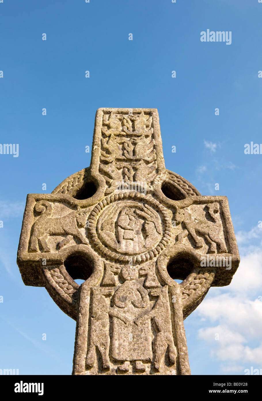 Keltisches Kreuz Grabstein auf dem Friedhof der Carrog Kirche in Carrog, Denbighshire, Nordwales ...