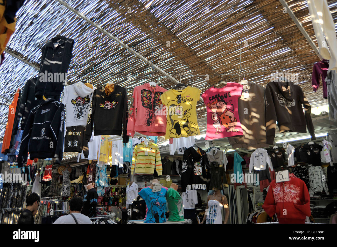 Basar mit gefälschten Kleidung in der Nähe von Kusadasi Türkei ... Basar mit gefälschten Kleidung in der Nähe von Kusadasi Türkei ...