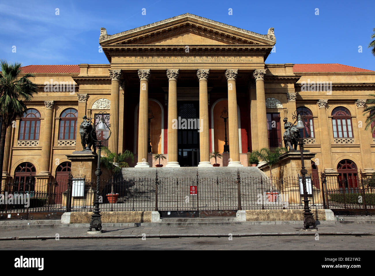 Massimo teatro -Fotos und -Bildmaterial in hoher Auflösung – Alamy