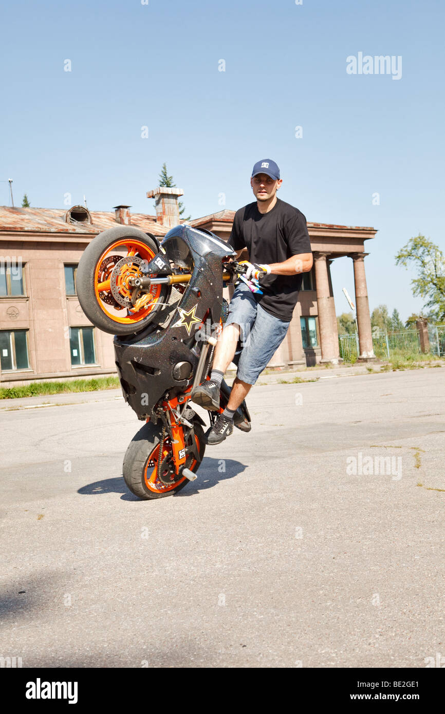 Motorrad wheelie -Fotos und -Bildmaterial in hoher Auflösung – Alamy