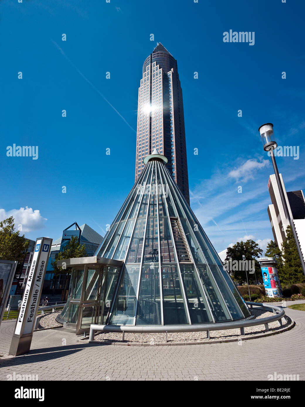 Eingang zur u-Bahn vor dem Messeturm, Messe Turm, an der Friedrich ...