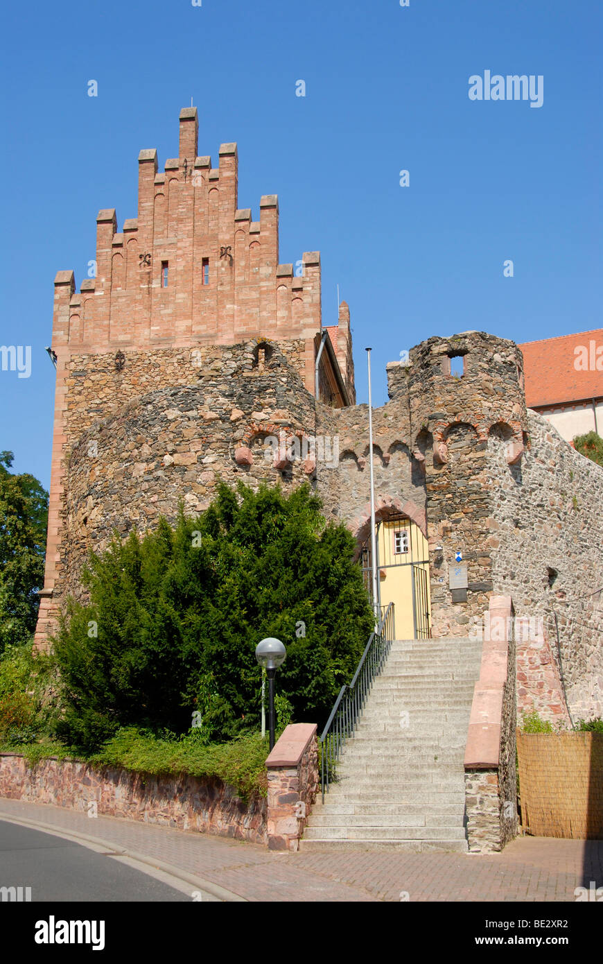 Eingang und Treppengiebel der äußere Burg, alte Burg Alzenau in ...