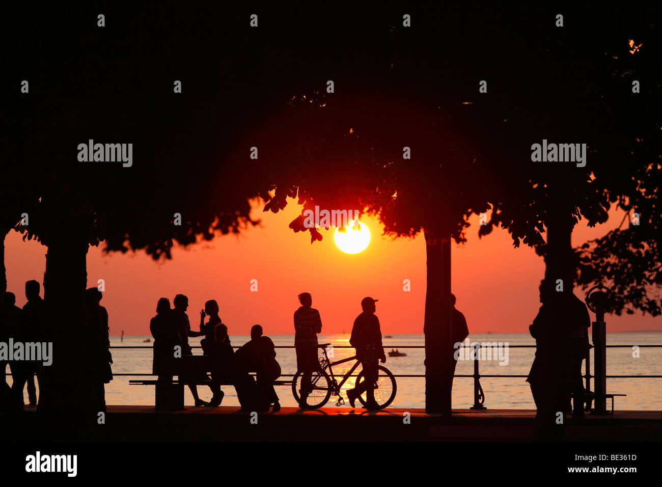 Sonnenuntergang an der Seepromenade in Bregenz, Bodensee, Vorarlberg ...