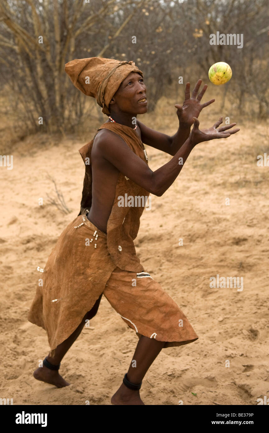 Buschmann spielt -Fotos und -Bildmaterial in hoher Auflösung – Alamy