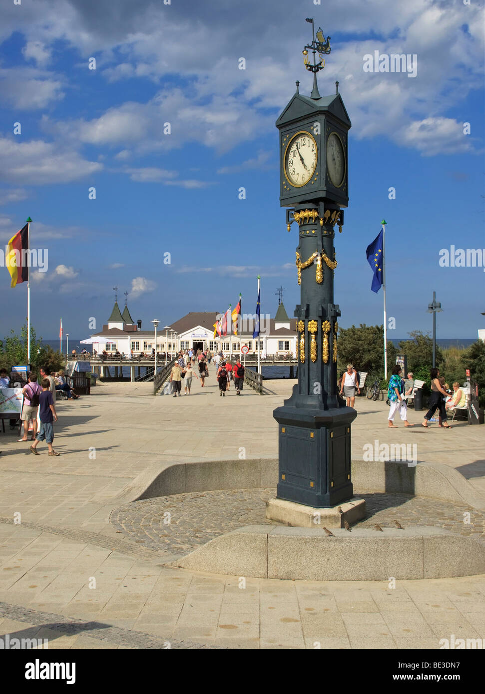 Platz an der Seebrücke im Seebad Ahlbeck mit historischen Uhr, Insel ...