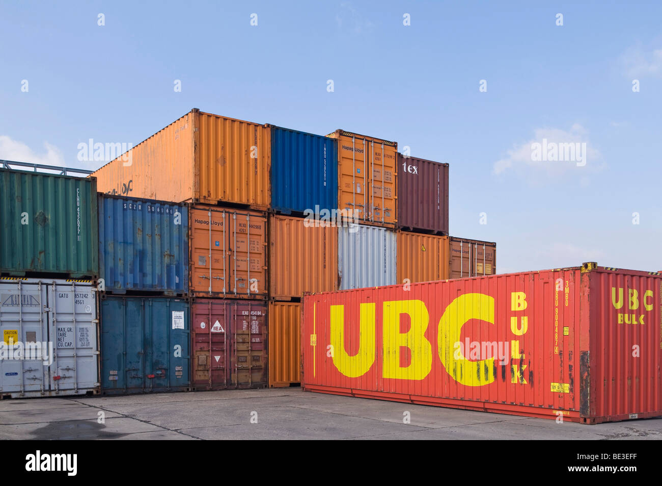 Gestapelten Übersee Container in einem Depot, Container-terminal in ...