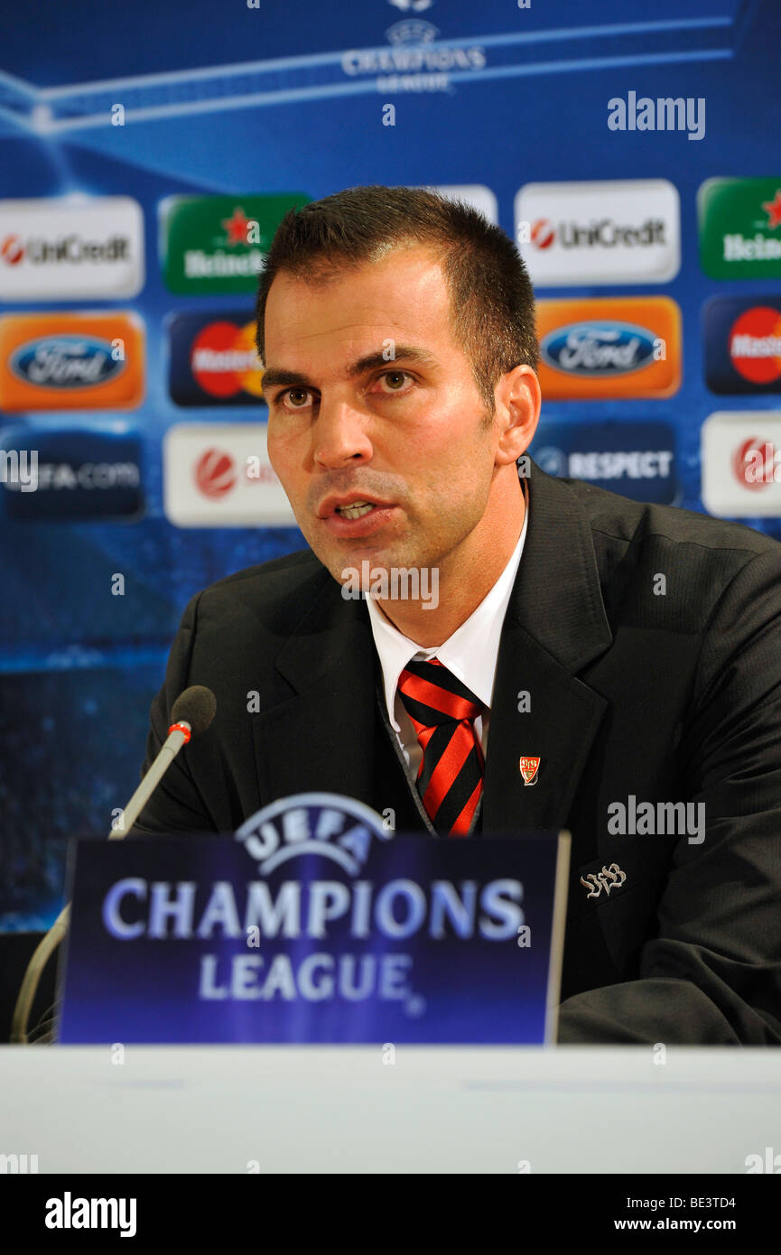 Trainer Markus Babbel, VfB Stuttgart, UEFA Champions League Logo auf ...