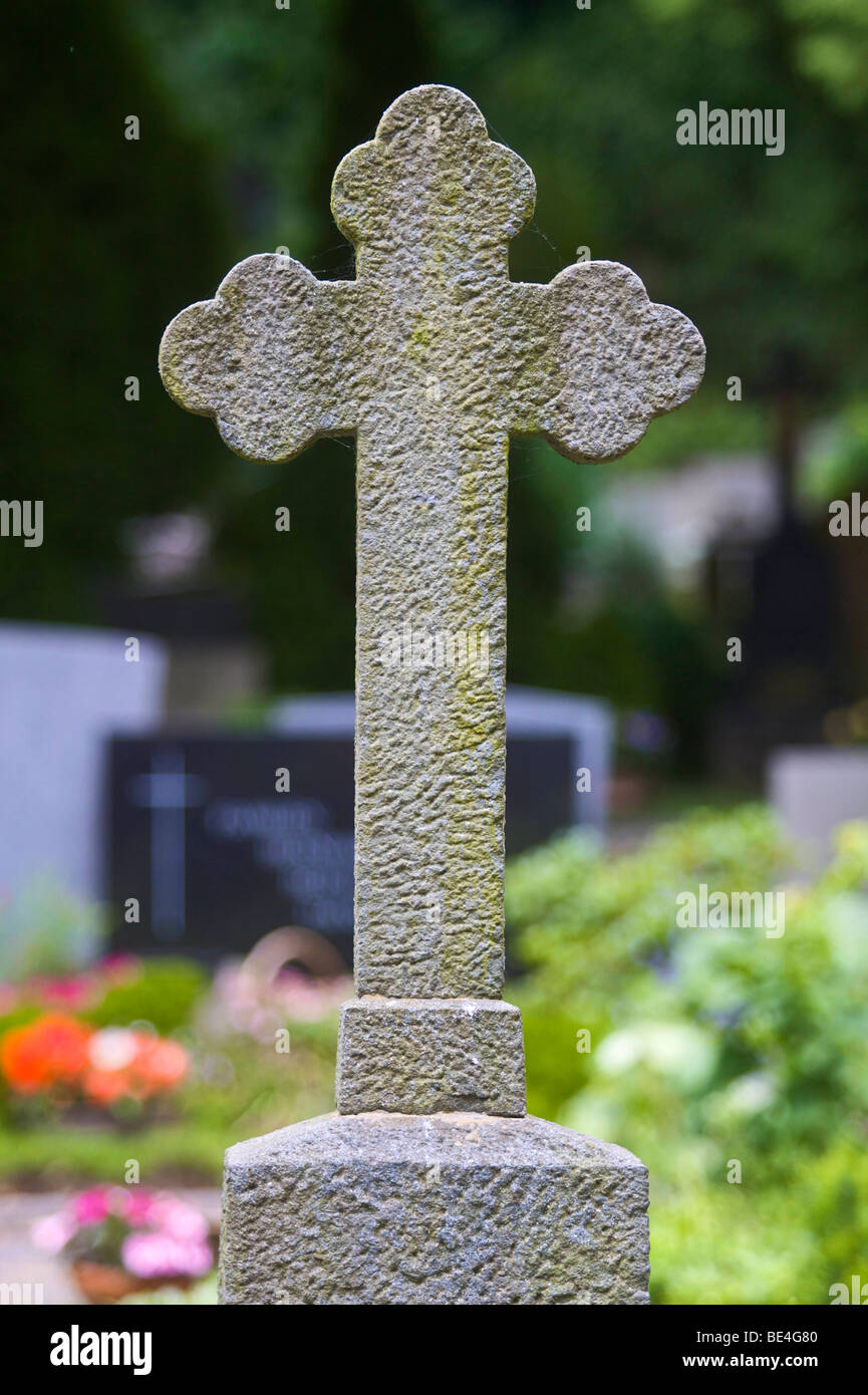 Steinkreuz auf dem Grab, Schloss Friedhof Bad Godesberg, Bonn ...