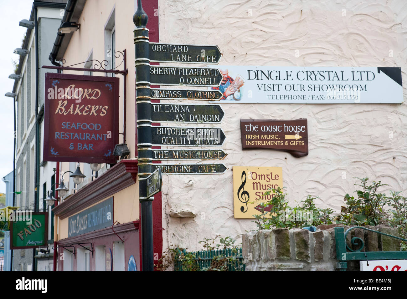 Road signs county kerry -Fotos und -Bildmaterial in hoher Auflösung – Alamy