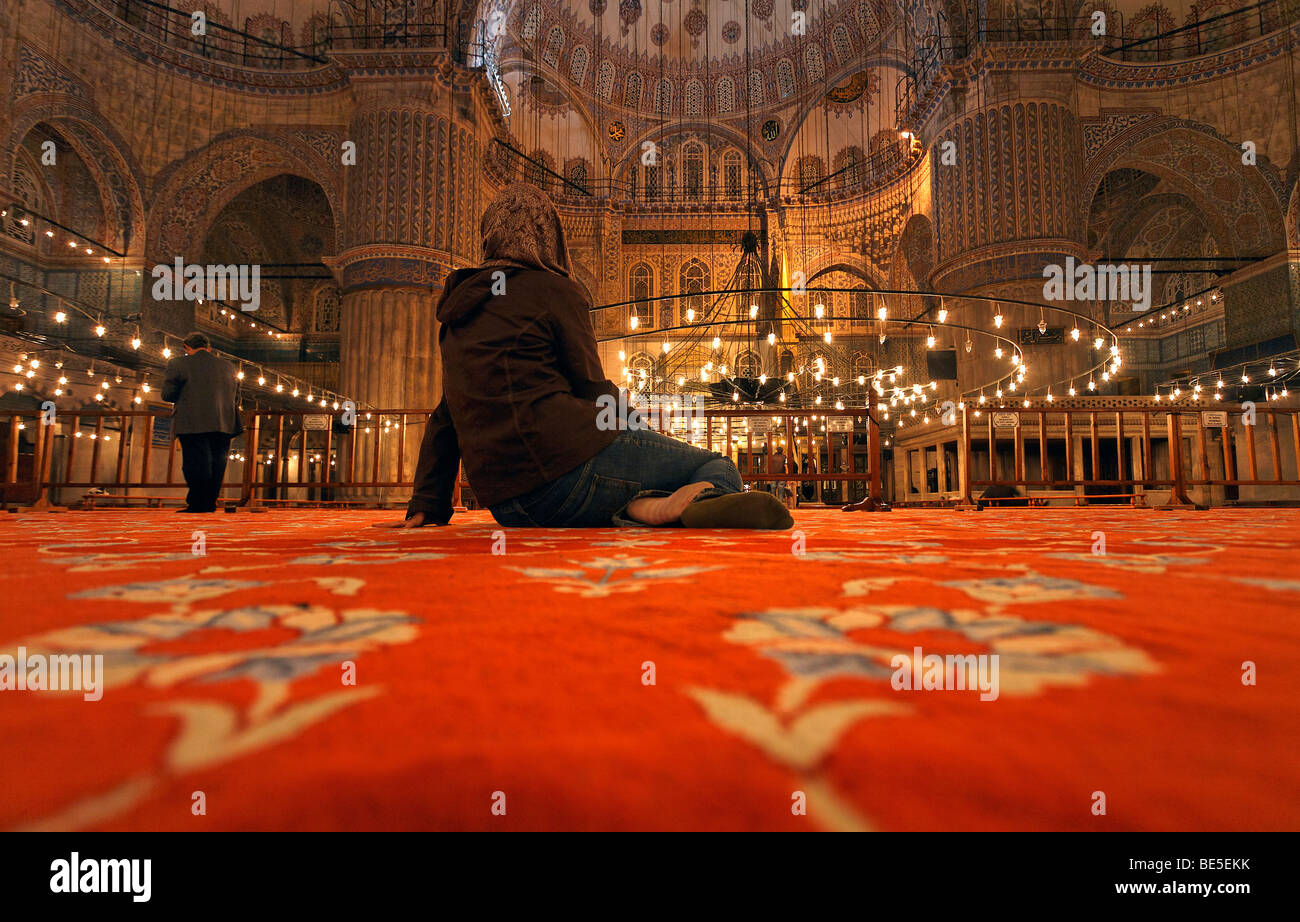 Blaue Moschee, Sultan Ahmet Camii, Gebetsraum, einen Touristen sitzen ...