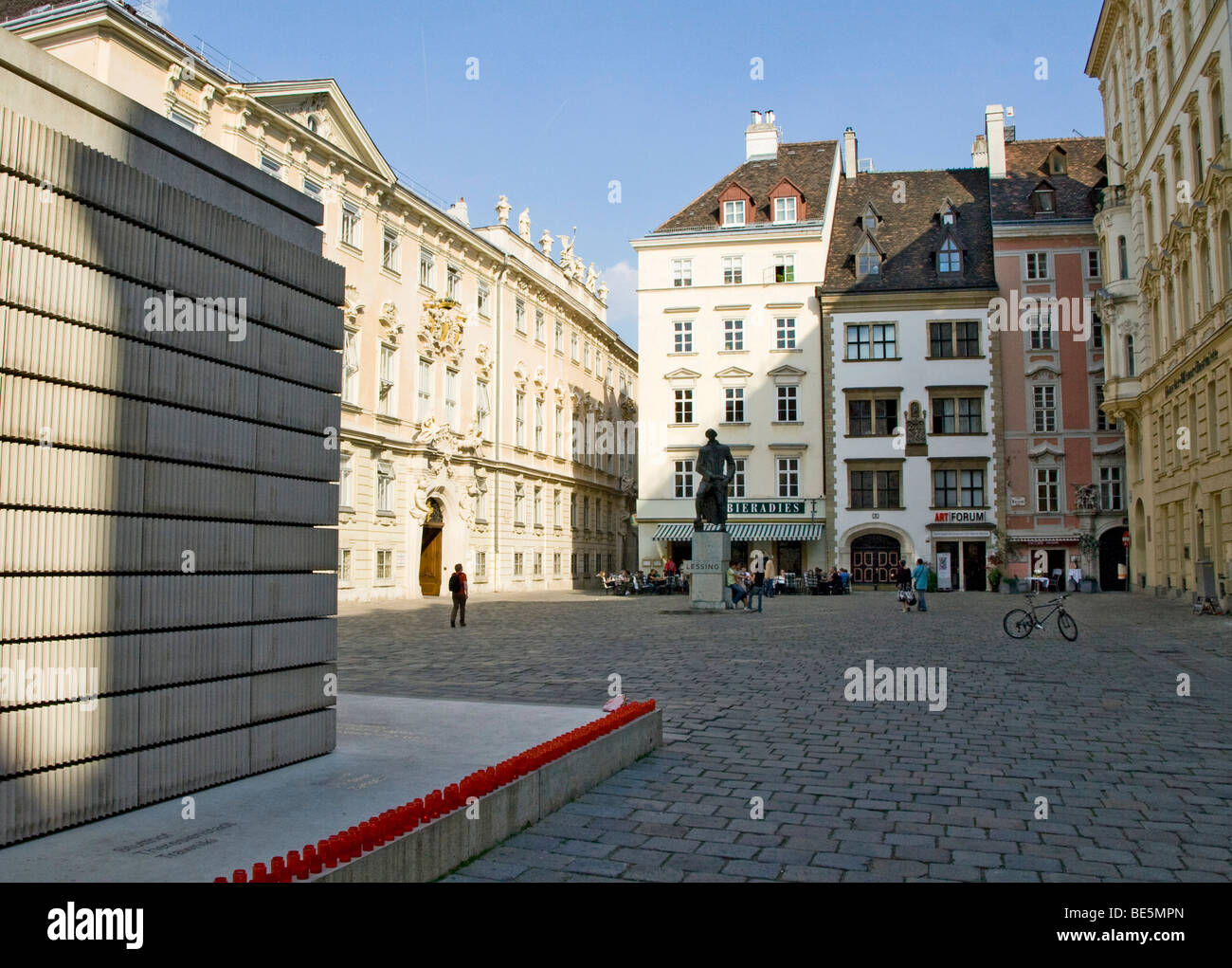 Das Holocaust-Mahnmal von Rachel Whiteread, geboren 1968, am Wiener ...