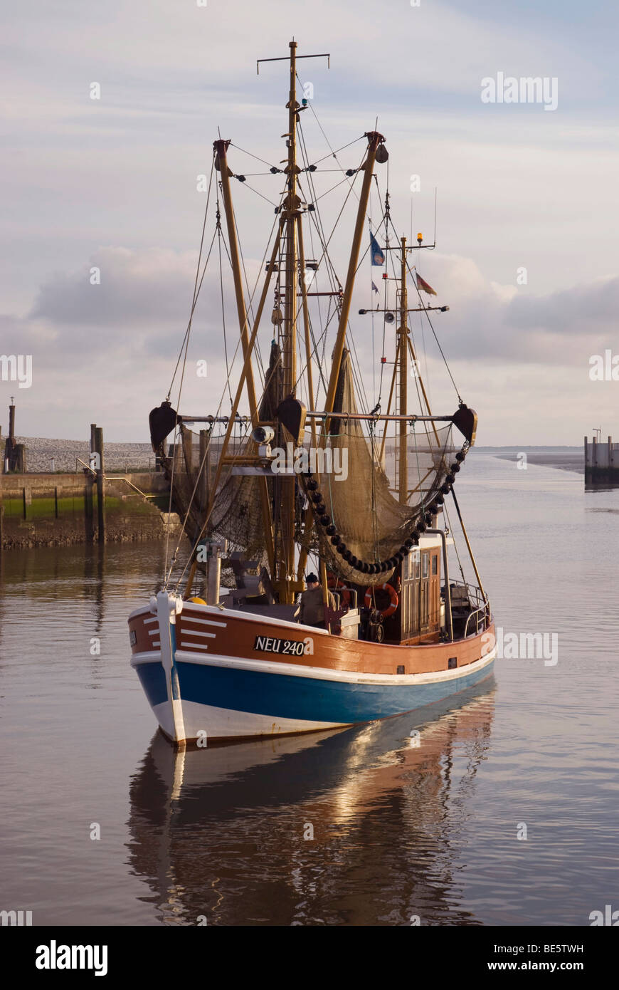 Garnelen Boot mit ausgearbeiteten Gang betreten im Hafen ...
