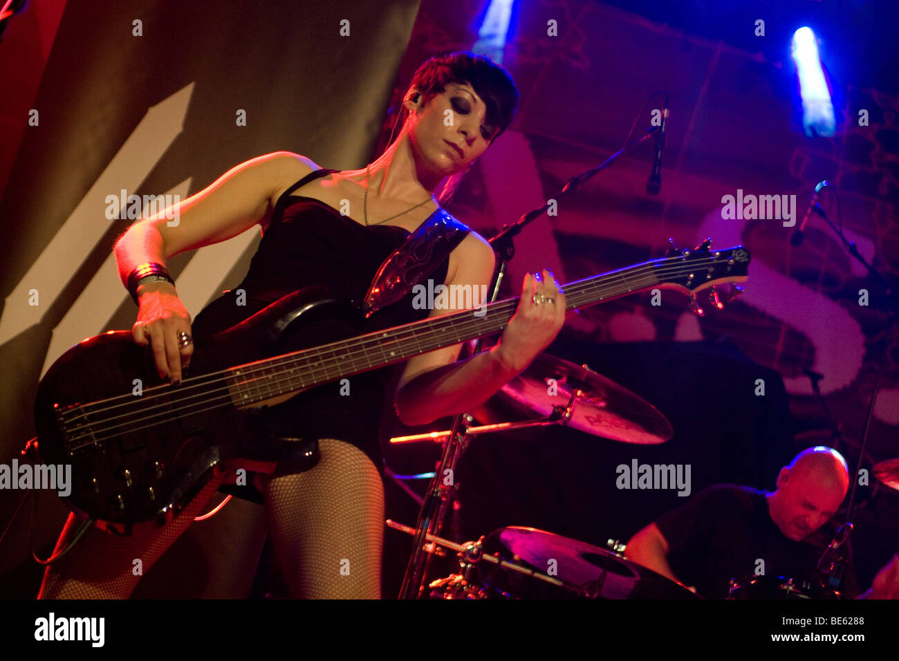 Maddy Madarász, Bassist der Schweizer Metal-Rock-Band 69 Chambers ...