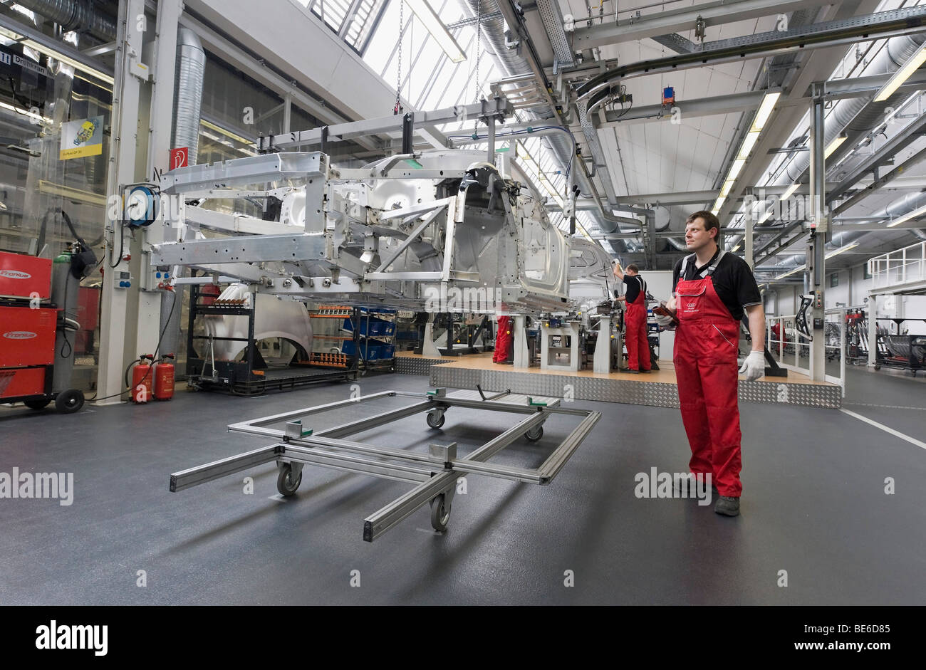 Audi-Mitarbeiter, die Montage des Rahmens eines Sportwagens Audi R8 im ...