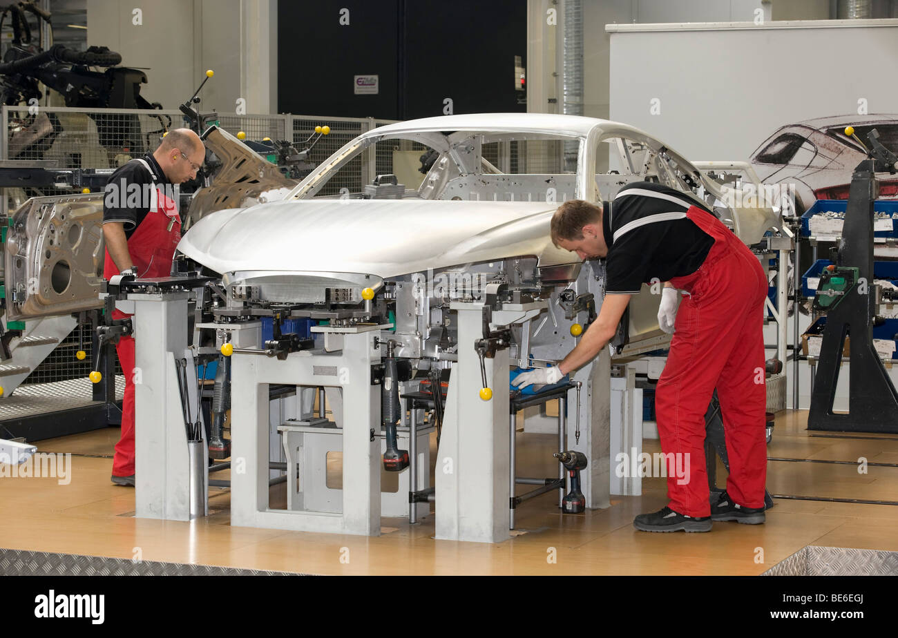 Audi-Mitarbeiter, die Montage des Rahmens eines Sportwagens Audi R8 im ...