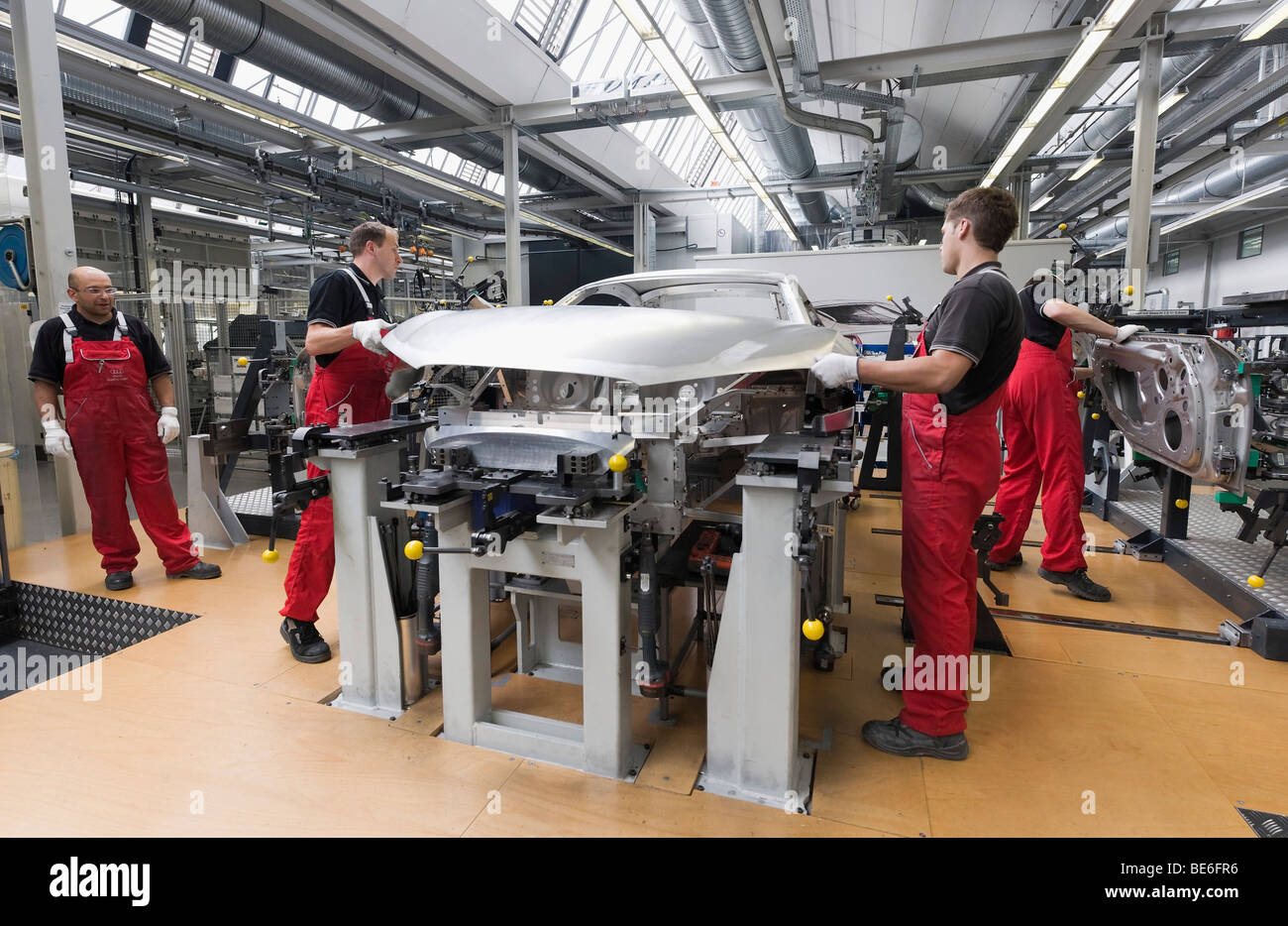 Audi-Mitarbeiter, die Montage des Rahmens eines Sportwagens Audi R8 im ...