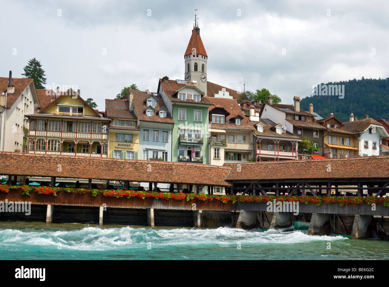 Stadt Thun Schweiz. Schleusen am Fluss Aar Stockfotografie - Alamy