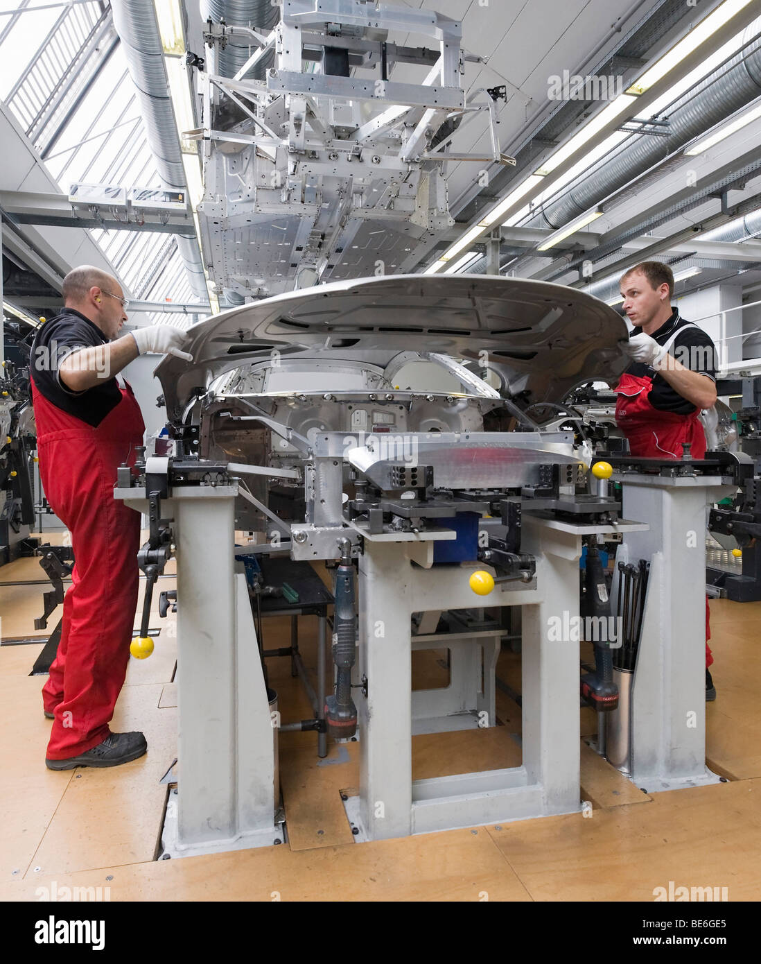 Audi-Mitarbeiter, die Montage des Rahmens eines Sportwagens Audi R8 im ...