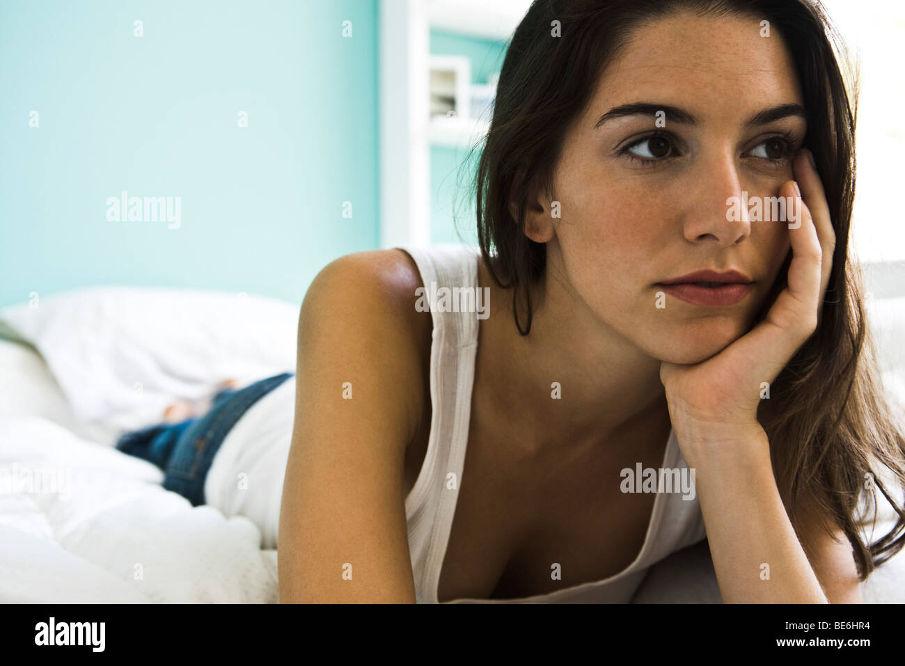 Nachdenken Auf Bauch Liegen Stockfotos und -bilder Kaufen - Alamy