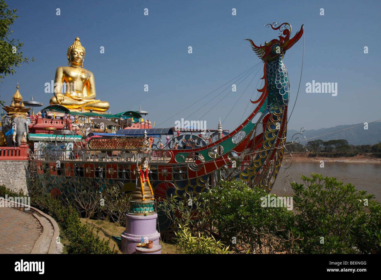 Goldene Statue von Buddha und stilisierte Stahl Boot auf dem Mekong ...