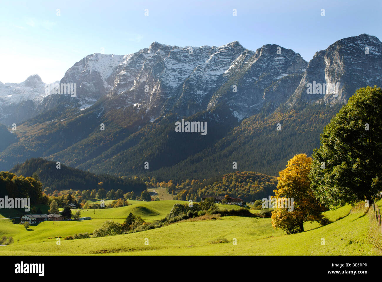 Die Deutsche Alpenstrasse Road, in der Nähe von Ramsau mit dem Reiter ...