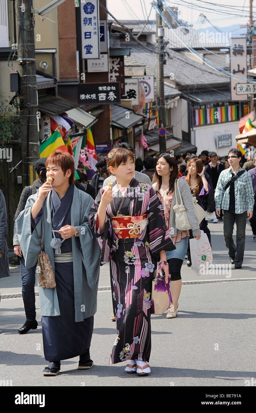 Junge Menschen in Kimonos in der Altstadt zu Fuß zu den Kiyomizu-Dera ...