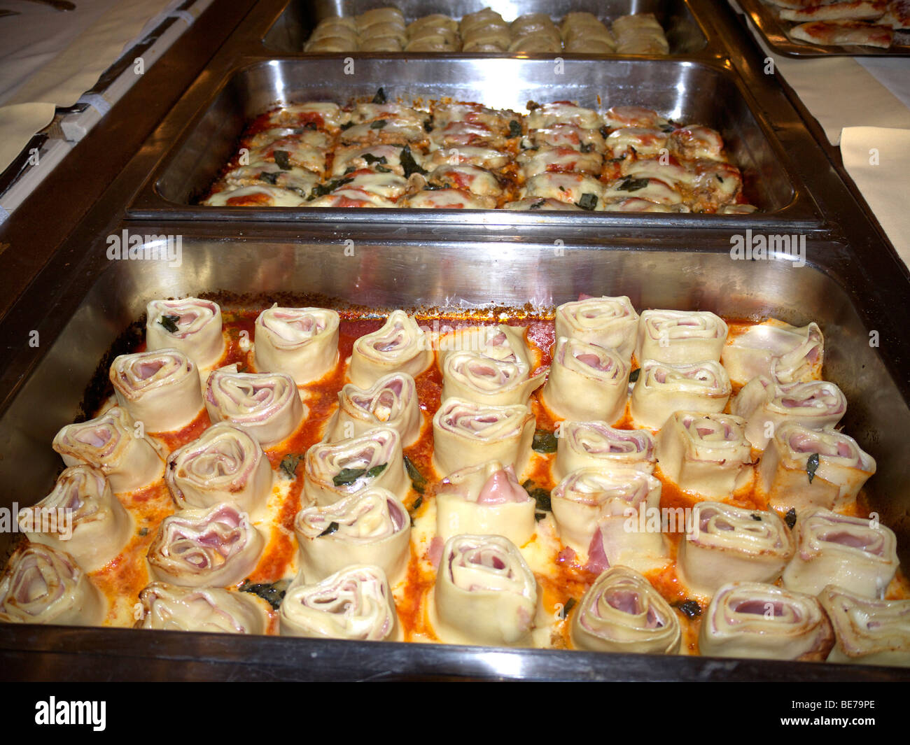 Buffet-Essen mit typisch italienischen Gerichten und Speisen auf ...