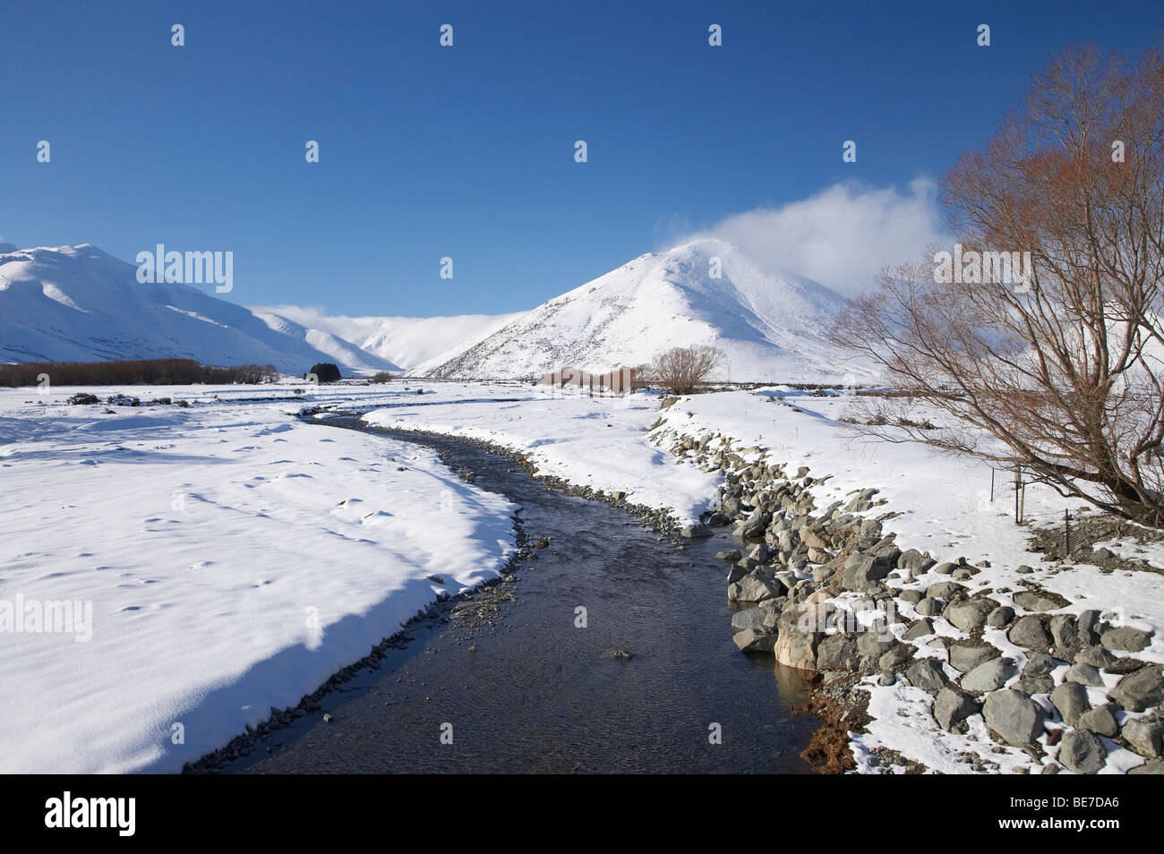 Sawdon Stream und Mt Burgess im Winter, Mackenzie Country, Canterbury ...