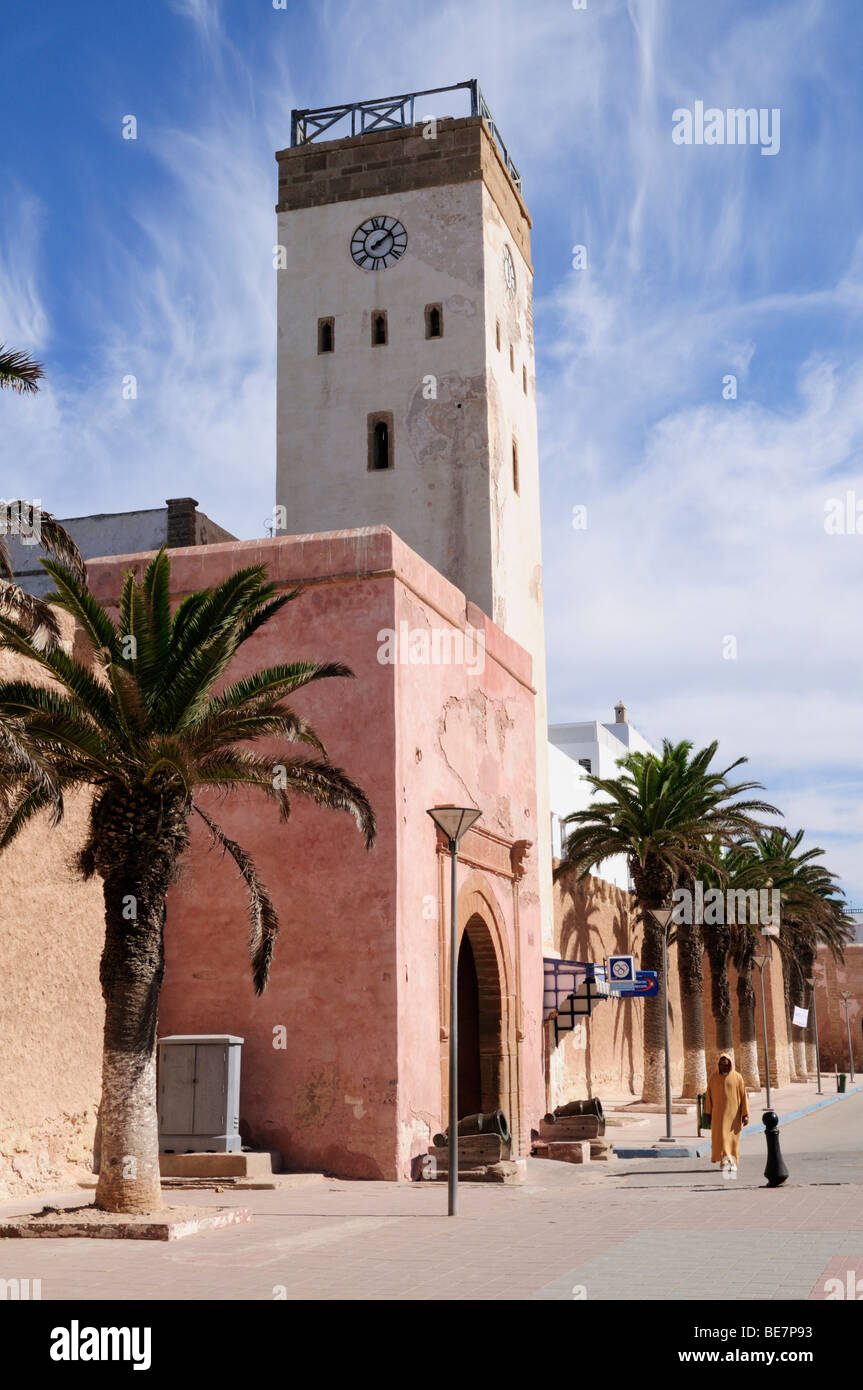 Marokko; Essaouira; Medina; Clock Tower und Straßenszene entlang Avenue ...