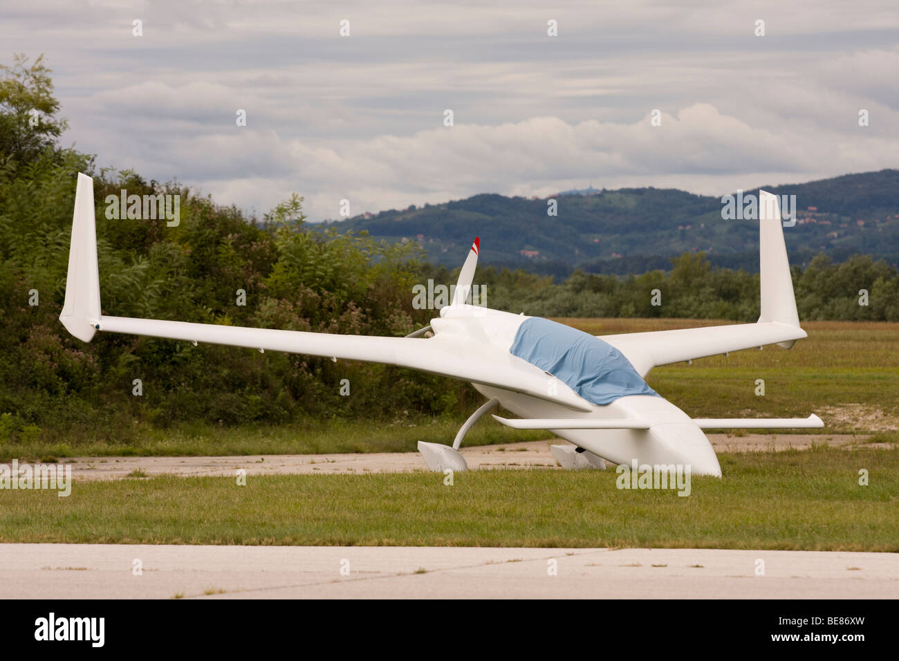 Ultraleichtflugzeuge mit Propeller im Heck von der Start-und Landebahn ...