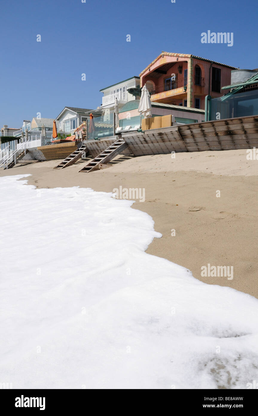 USA-Kalifornien-Los Angeles-Strand Häuser mit Wellen brechen sich am ...