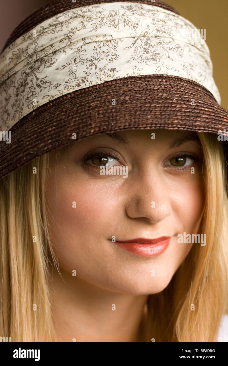 Junge, blonde Frau mit dem Hut auf dem Kopf Stockfotografie - Alamy