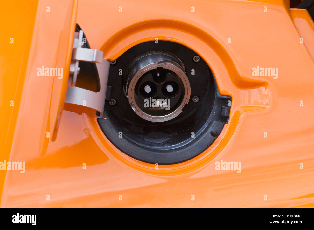 Öffnen Sie Tankdeckel eines orange Elektroautos, Sockel Stockfotografie ...