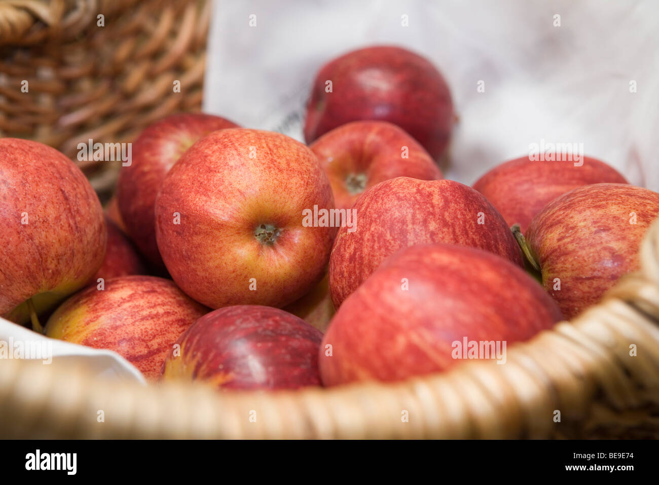 Rote Äpfel im Korb Stockfotografie - Alamy