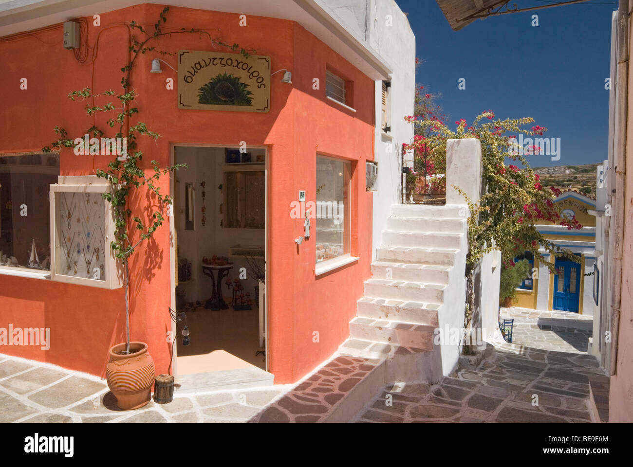 Bunte-Shop in den weiß getünchten Straßen von Lefkes Dorf in der Mitte ...