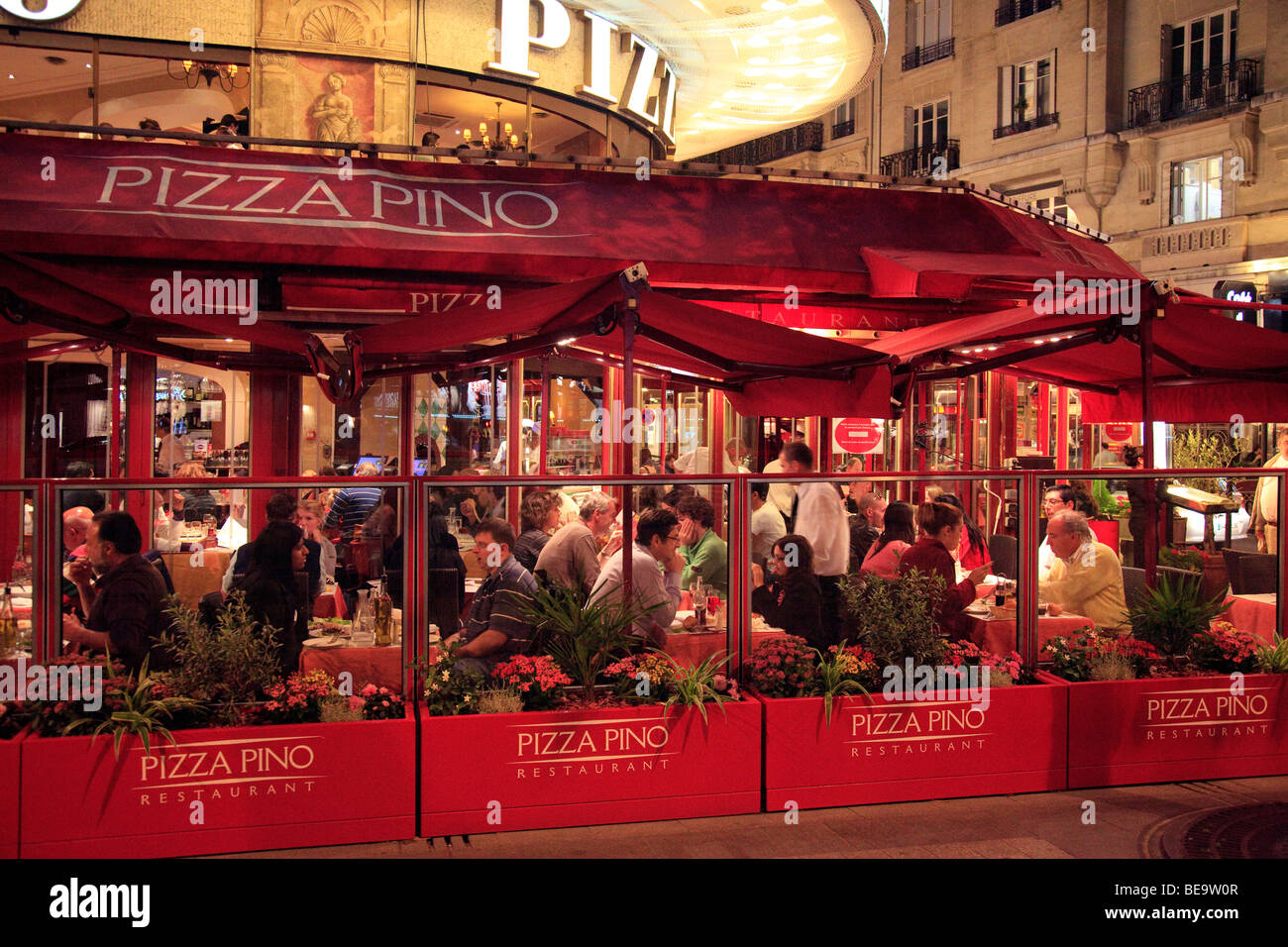 Restaurants auf der Champs Elysee in Paris, Frankreich Stockfotografie ...