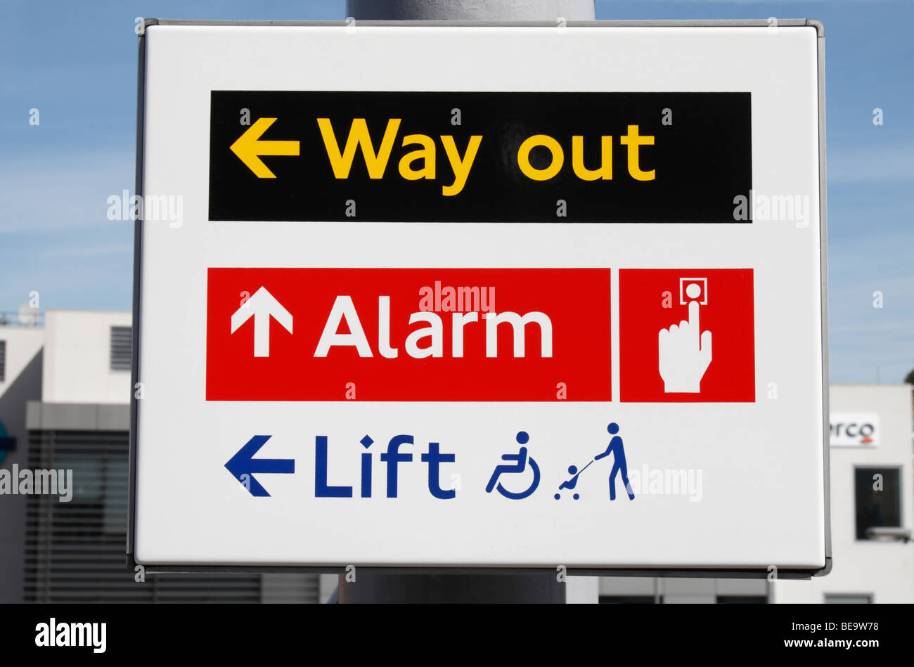 Way out sign on station -Fotos und -Bildmaterial in hoher Auflösung – Alamy