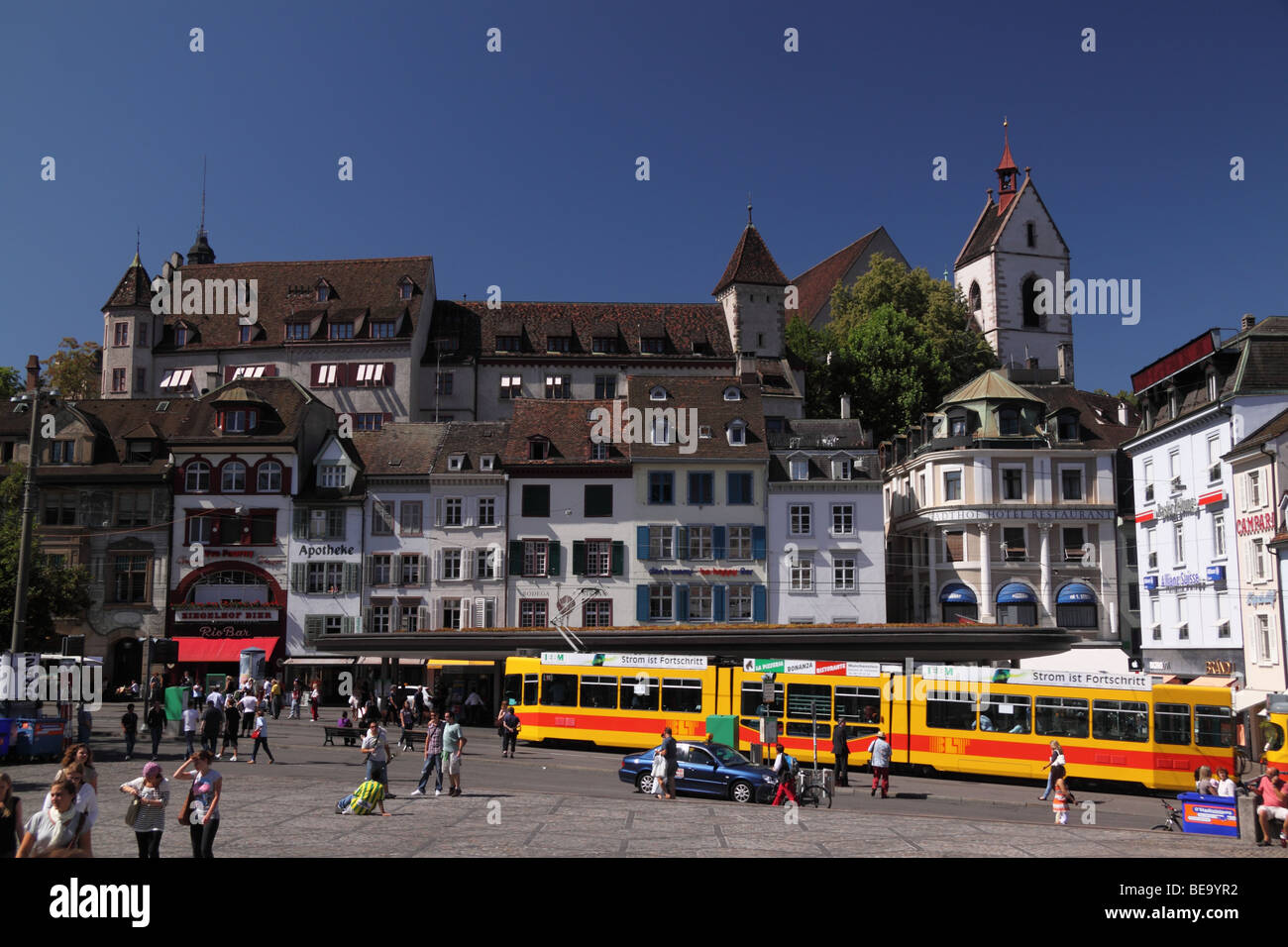 Ein Sommernachmittag Straßenbahnen vorbei und Menschen Herumlungern in ...