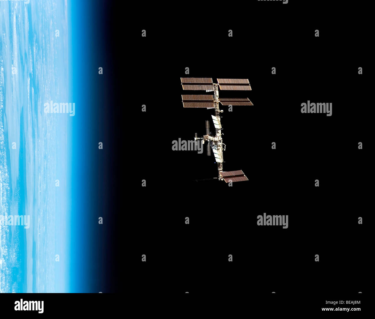 Die internationale Raumstation ISS mit Erde und Atmosphäre jenseits ...