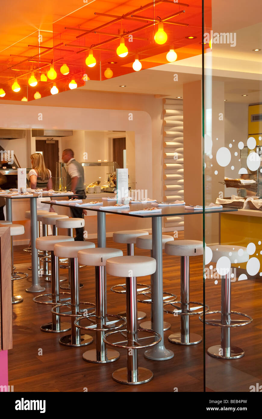 Bar-Hocker und Tisch im Restaurent Butlins Ocean Hotel Bognor Regis ...