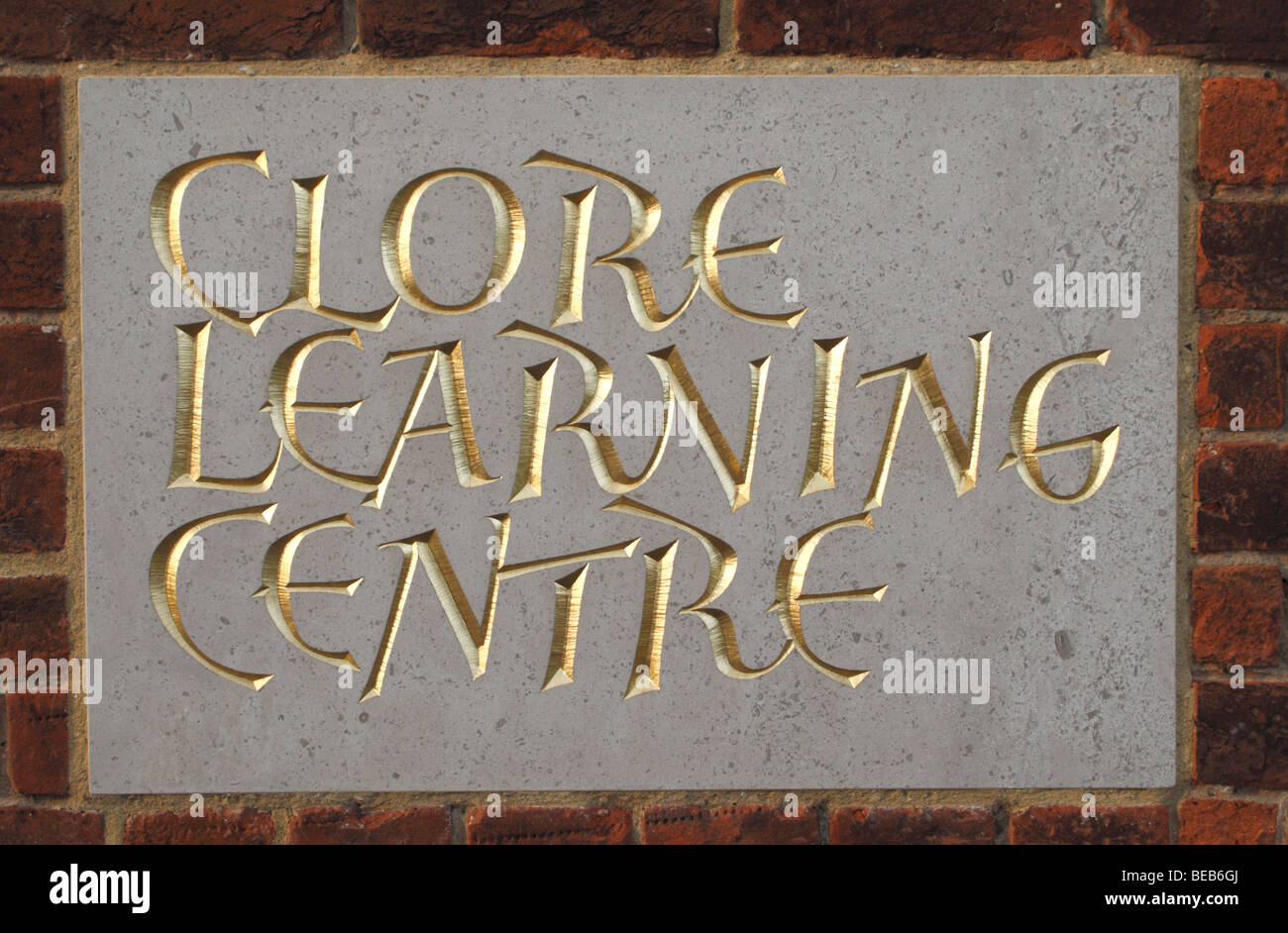 Gedenktafel am Eingang der Clore Learning Centre, Hampton Court Palace ...