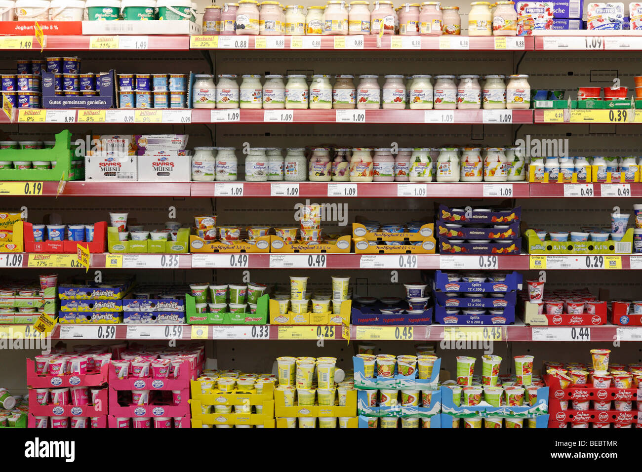Joghurt-Regal im Supermarkt Stockfotografie - Alamy
